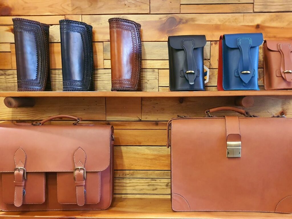 Khám Phá Top Địa Chỉ Bán Đồ Da Handmade Hà Nội Uy Tín