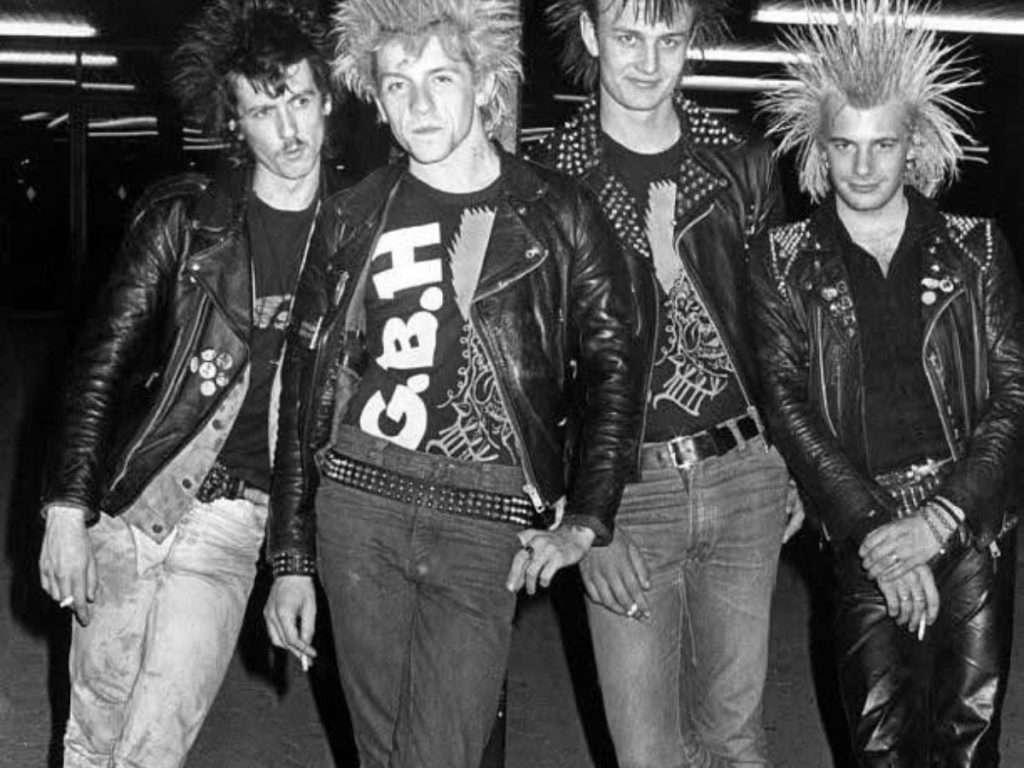 Bí quyết phối đồ phong cách punk rock cực ngầu cho chàng mê rock