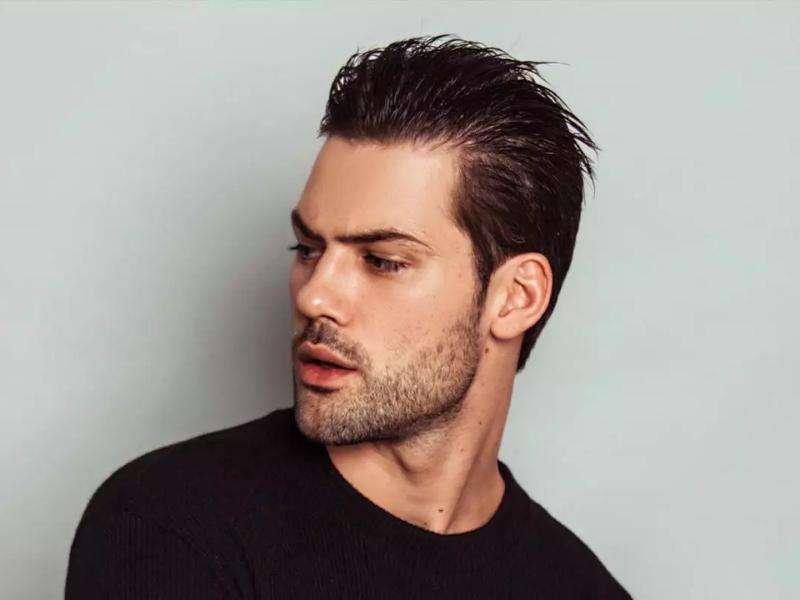Slicked Back: Kiểu tóc nam vuốt ngược đầy cá tính, hiện đại